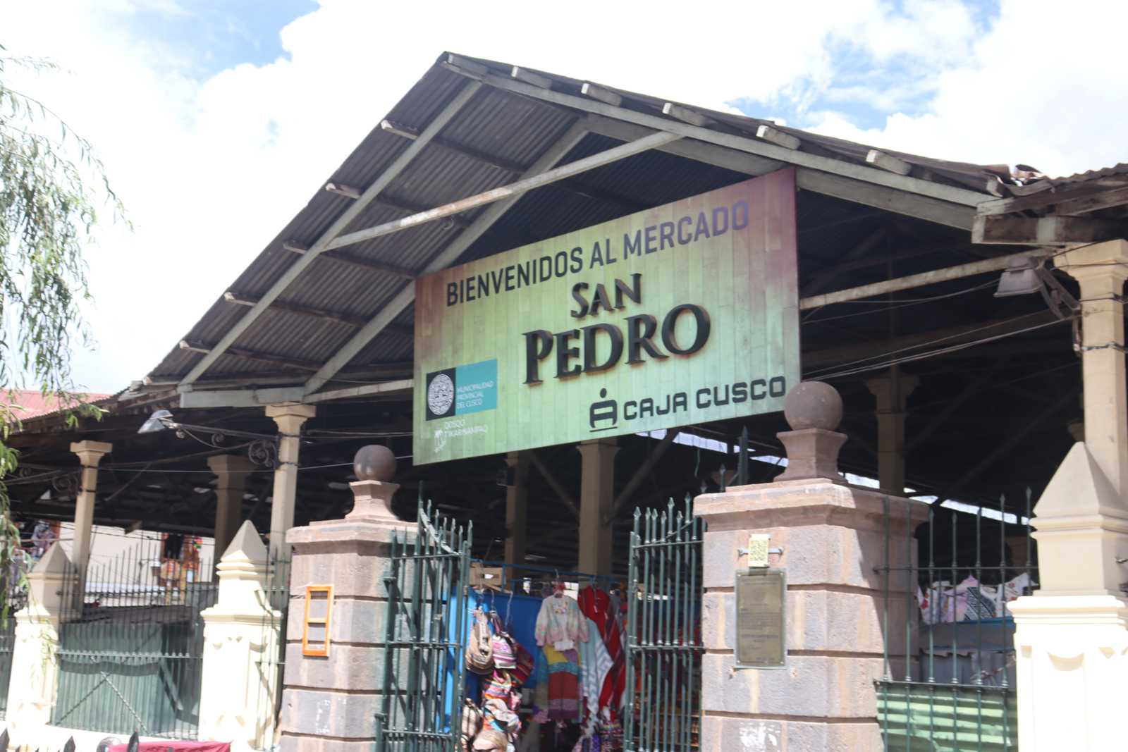 Mercado de San Pedro en Cusco: Guía Completa para Visitantes